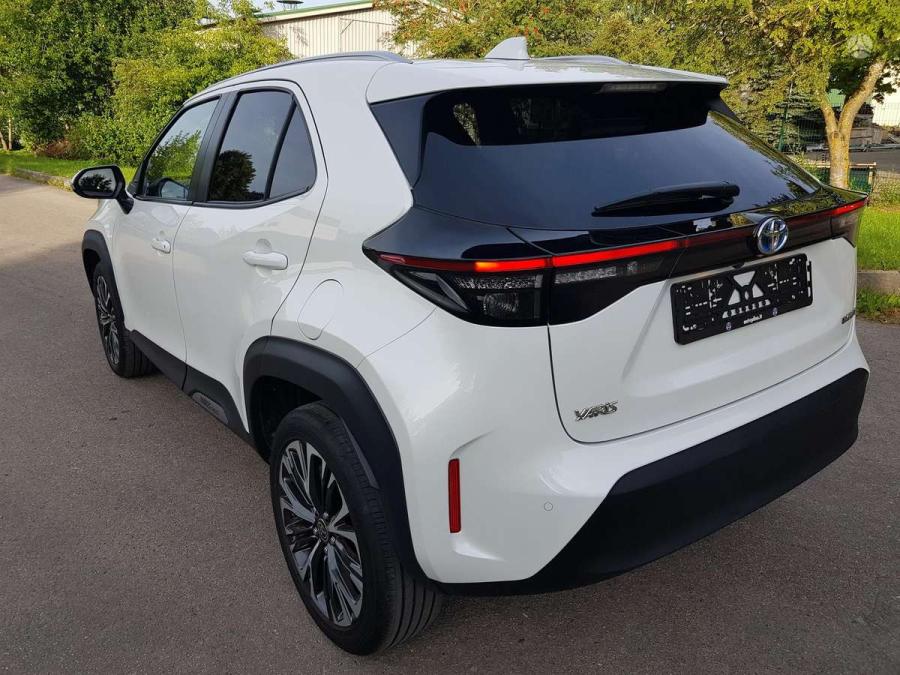 White Toyota Yaris Cross 2022 in Siauliai, with an engine capacity of 1.50 L and mileage of 10 thousand km for 20900 €, photo 6 on AUTOMOTO.COM.LV
