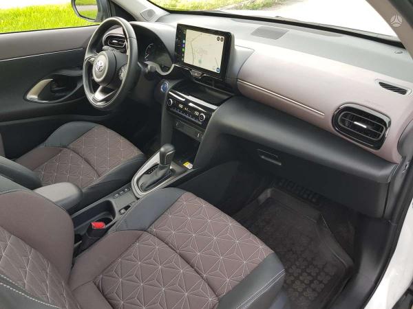 Balts Toyota Yaris Cross 2022 Šauļi, ar dzinēja tilpumu 1.50 L un nobraukumu 10 tūkst. km par 20900 €, foto 7 vietnē AUTOMOTO.COM.LV