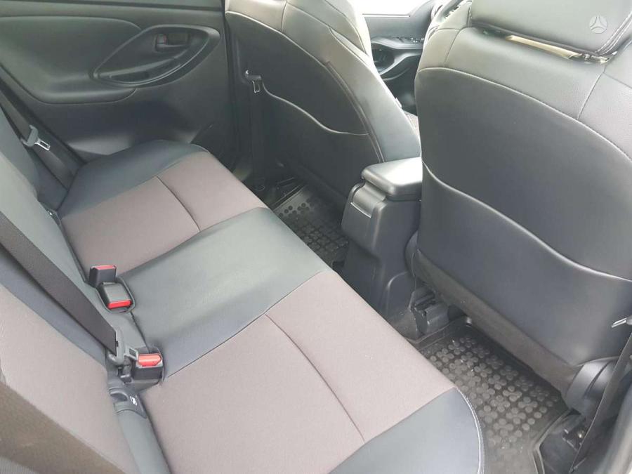 White Toyota Yaris Cross 2022 in Siauliai, with an engine capacity of 1.50 L and mileage of 10 thousand km for 20900 €, photo 9 on AUTOMOTO.COM.LV
