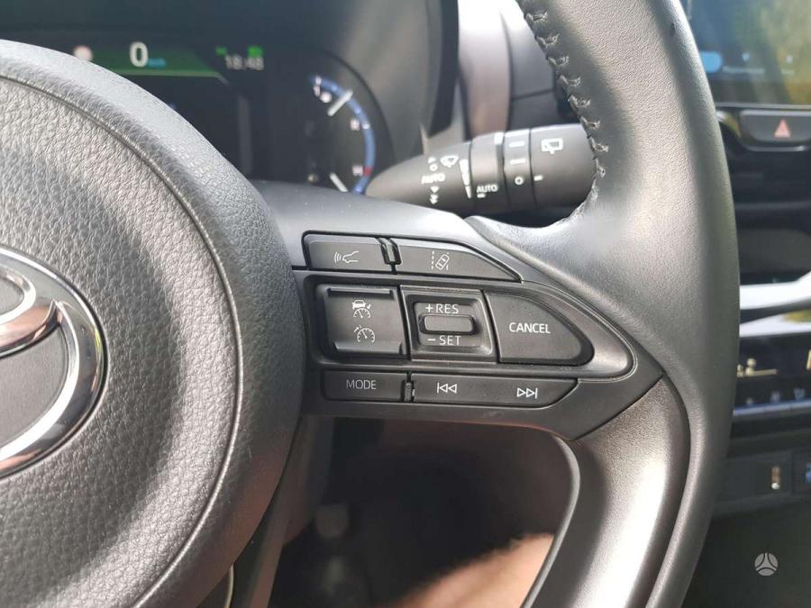 White Toyota Yaris Cross 2022 in Siauliai, with an engine capacity of 1.50 L and mileage of 10 thousand km for 20900 €, photo 17 on AUTOMOTO.COM.LV