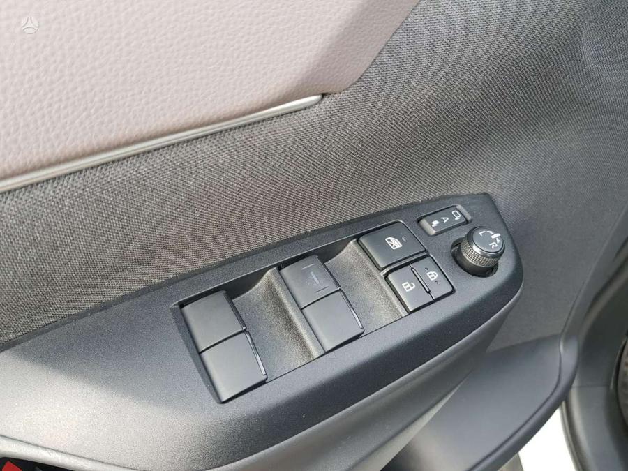 White Toyota Yaris Cross 2022 in Siauliai, with an engine capacity of 1.50 L and mileage of 10 thousand km for 20900 €, photo 20 on AUTOMOTO.COM.LV