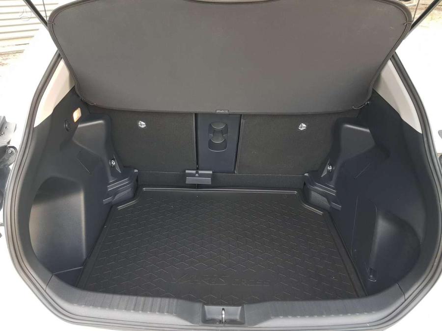White Toyota Yaris Cross 2022 in Siauliai, with an engine capacity of 1.50 L and mileage of 10 thousand km for 20900 €, photo 22 on AUTOMOTO.COM.LV