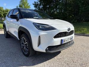 Balts Toyota Yaris Cross 2022 Kauņa, ar dzinēja tilpumu 1.50 L un nobraukumu 15 tūkst. km par 20900 €, foto  vietnē AUTOMOTO.COM.LV