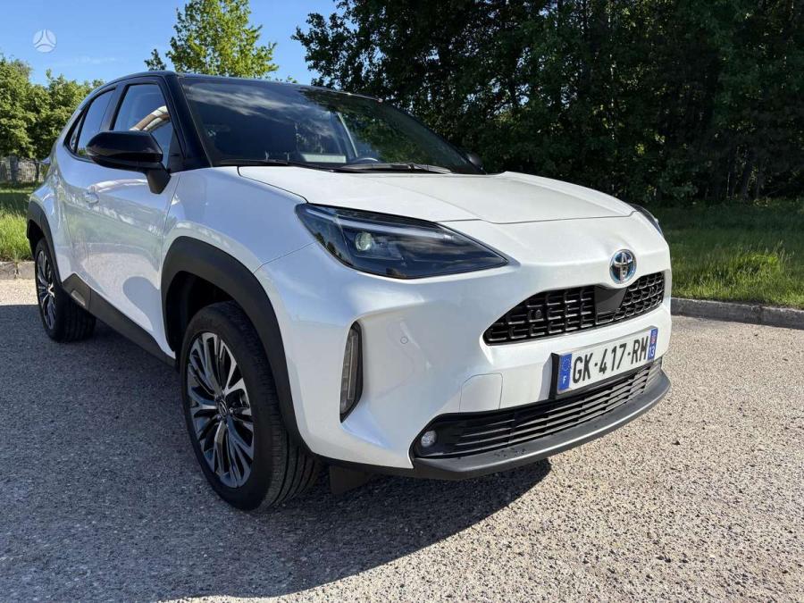Balts Toyota Yaris Cross 2022 Kauņa, ar dzinēja tilpumu 1.50 L un nobraukumu 15 tūkst. km par 20900 €, foto 1 vietnē AUTOMOTO.COM.LV