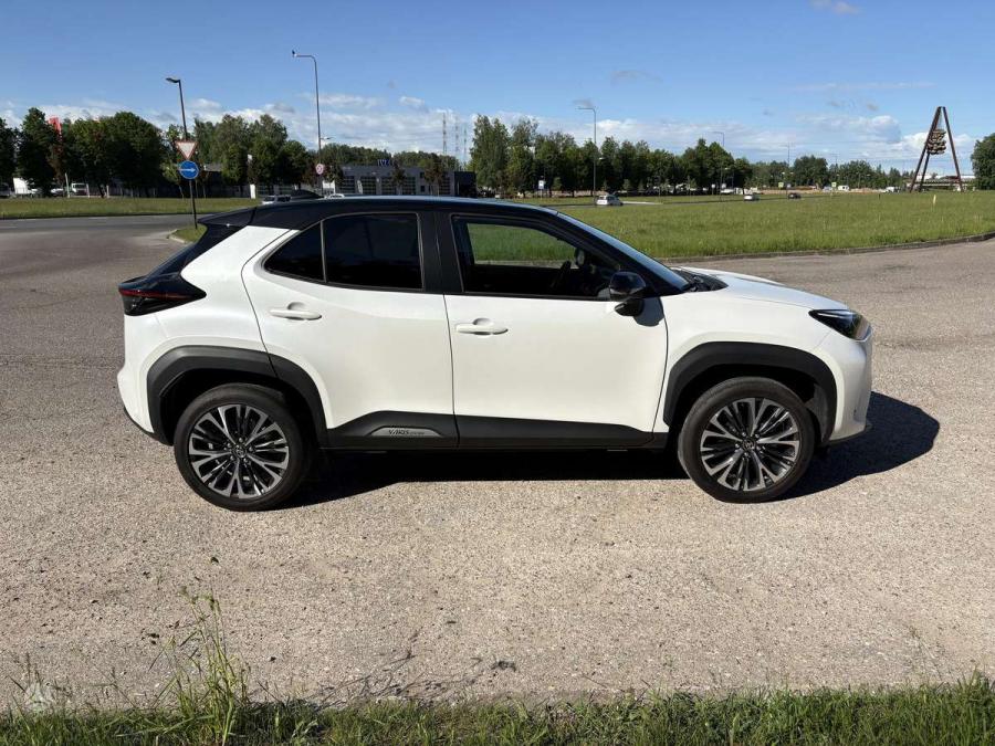Balts Toyota Yaris Cross 2022 Kauņa, ar dzinēja tilpumu 1.50 L un nobraukumu 15 tūkst. km par 20900 €, foto 4 vietnē AUTOMOTO.COM.LV