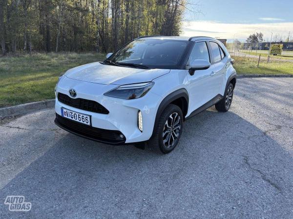 Белый Тойота Yaris Cross 2022 в Каунас, объемом двигателя 1.50 л и пробегом 15 тыс. км за 21500 €, фото 3 на AUTOMOTO.COM.LV