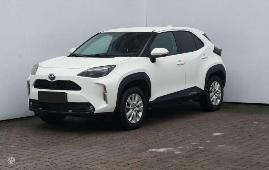 Balts Toyota Yaris Cross 2023 Kauņa, ar dzinēja tilpumu 1.50 L un nobraukumu 144 tūkst. km par 15900 €, foto 1 vietnē AUTOMOTO.COM.LV
