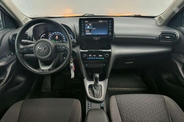 White Toyota Yaris Cross 2023 in Kaunas, with an engine capacity of 1.50 L and mileage of 144 thousand km for 15900 €, photo 6 on AUTOMOTO.COM.LV