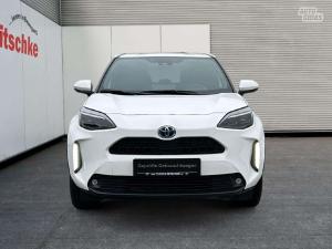 White Toyota Yaris Cross 2023 in Kaunas, with an engine capacity of 1.50 L and mileage of 35 thousand km for 25480 €, photo 8 on AUTOMOTO.COM.LV