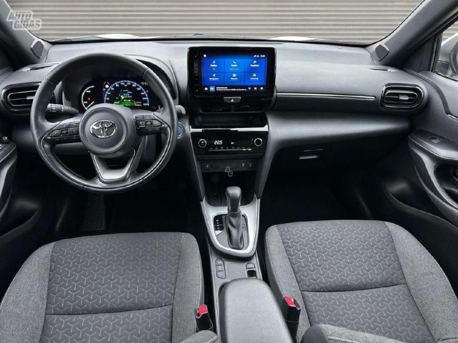 White Toyota Yaris Cross 2023 in Kaunas, with an engine capacity of 1.50 L and mileage of 35 thousand km for 25480 €, photo 10 on AUTOMOTO.COM.LV