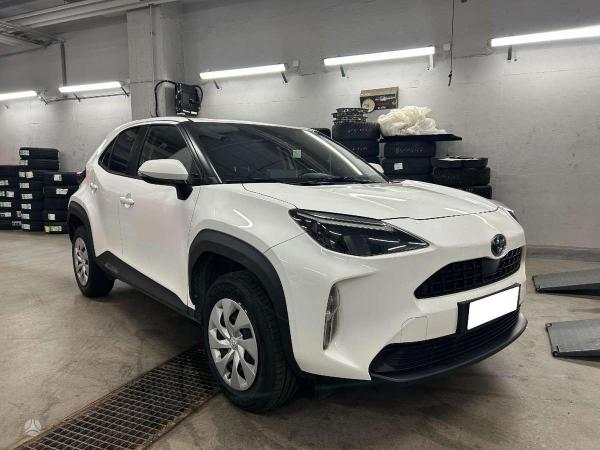 White Toyota Yaris Cross 2023 in Kaunas, with an engine capacity of 1.49 L and mileage of 160 thousand km for 17545 €, photo 1 on AUTOMOTO.COM.LV
