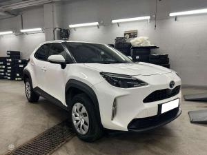 White Toyota Yaris Cross 2023 in Kaunas, with an engine capacity of 1.49 L and mileage of 160 thousand km for 17545 €, photo  on AUTOMOTO.COM.LV