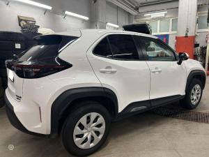 Balts Toyota Yaris Cross 2023 Kauņa, ar dzinēja tilpumu 1.49 L un nobraukumu 160 tūkst. km par 17545 €, foto 2 vietnē AUTOMOTO.COM.LV
