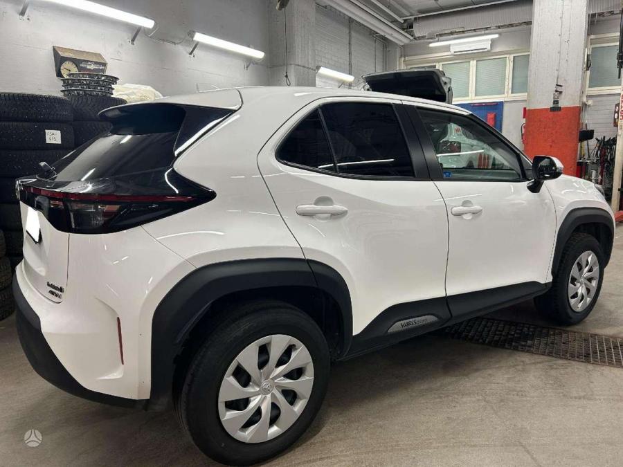 Balts Toyota Yaris Cross 2023 Kauņa, ar dzinēja tilpumu 1.49 L un nobraukumu 160 tūkst. km par 17545 €, foto 2 vietnē AUTOMOTO.COM.LV