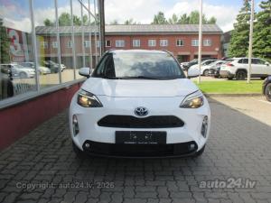 White Toyota Yaris Cross 2023 in Tartu, with an engine capacity of 1.50 L and mileage of 148 thousand km for 18990 €, photo 3 on AUTOMOTO.COM.LV