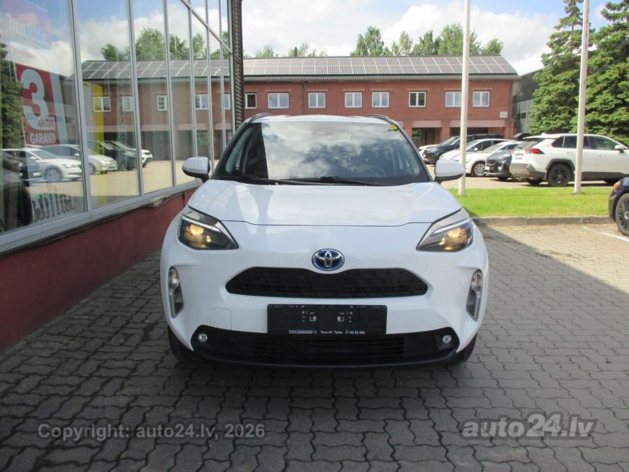 White Toyota Yaris Cross 2023 in Tartu, with an engine capacity of 1.50 L and mileage of 148 thousand km for 18990 €, photo 3 on AUTOMOTO.COM.LV