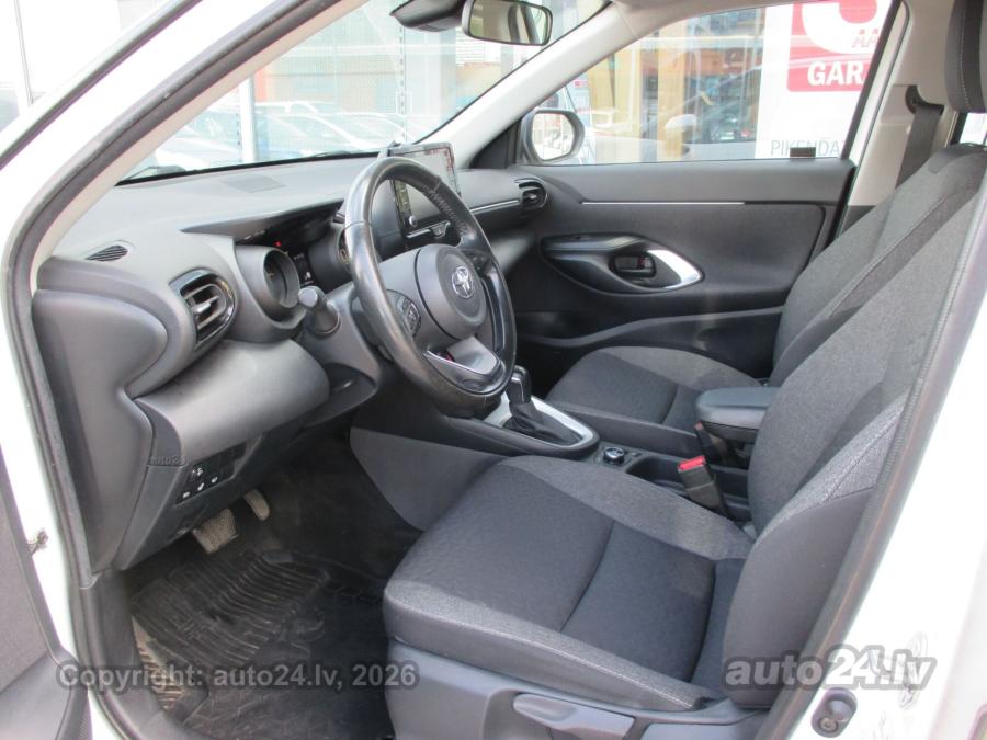 White Toyota Yaris Cross 2023 in Tartu, with an engine capacity of 1.50 L and mileage of 148 thousand km for 18990 €, photo 8 on AUTOMOTO.COM.LV