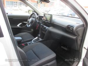 White Toyota Yaris Cross 2023 in Tartu, with an engine capacity of 1.50 L and mileage of 148 thousand km for 18990 €, photo 10 on AUTOMOTO.COM.LV