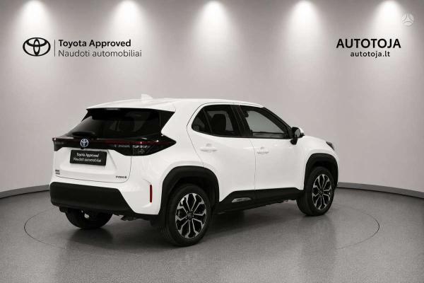 Белый Тойота Yaris Cross 2023 в Каунас, объемом двигателя 1.49 л и пробегом 52 тыс. км за 22900 €, фото 2 на AUTOMOTO.COM.LV
