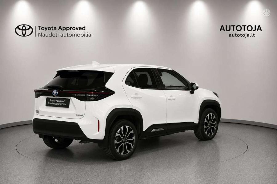 Белый Тойота Yaris Cross 2023 в Каунас, объемом двигателя 1.49 л и пробегом 52 тыс. км за 22900 €, фото 3 на AUTOMOTO.COM.LV