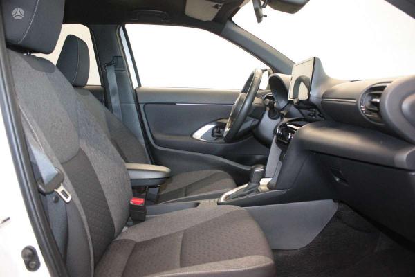 Белый Тойота Yaris Cross 2023 в Каунас, объемом двигателя 1.49 л и пробегом 52 тыс. км за 22900 €, фото 5 на AUTOMOTO.COM.LV