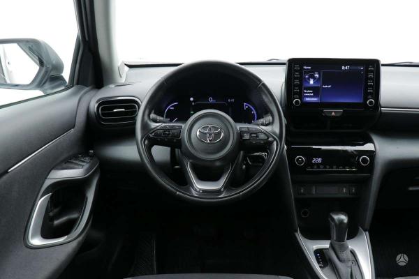 Белый Тойота Yaris Cross 2023 в Вильнюс, объемом двигателя 1.49 л и пробегом 85 тыс. км за 20900 €, фото 8 на AUTOMOTO.COM.LV