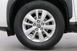 Balts Toyota Yaris Cross 2023 Viļņa, ar dzinēja tilpumu 1.49 L un nobraukumu 99 tūkst. km par 19900 €, foto 17 vietnē AUTOMOTO.COM.LV