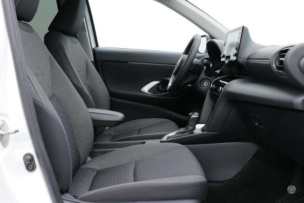 Белый Тойота Yaris Cross 2023 в Вильнюс, объемом двигателя 1.49 л и пробегом 86 тыс. км за 20900 €, фото 9 на AUTOMOTO.COM.LV