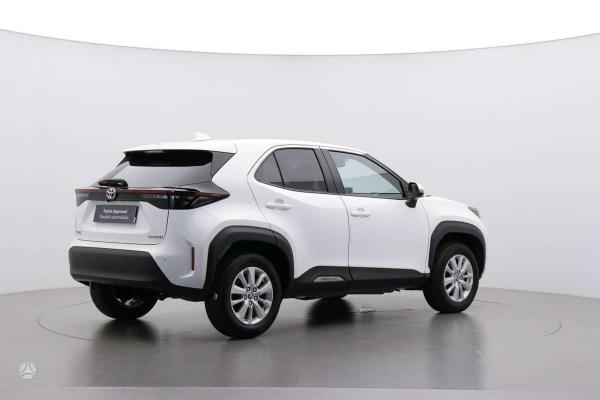 Белый Тойота Yaris Cross 2023 в Вильнюс, объемом двигателя 1.49 л и пробегом 93 тыс. км за 20900 €, фото 2 на AUTOMOTO.COM.LV