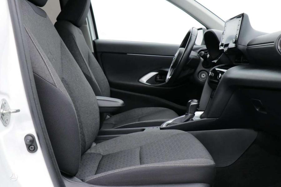Белый Тойота Yaris Cross 2023 в Вильнюс, объемом двигателя 1.49 л и пробегом 93 тыс. км за 20900 €, фото 9 на AUTOMOTO.COM.LV