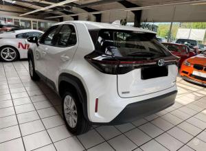 Белый Тойота Yaris Cross 2023 в Вильнюс, объемом двигателя 1.50 л и пробегом 100 тыс. км за 14999 €, фото  на AUTOMOTO.COM.LV