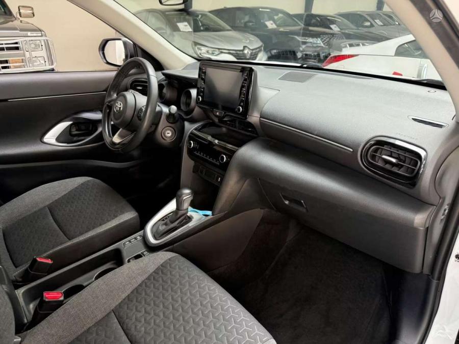 Белый Тойота Yaris Cross 2023 в Вильнюс, объемом двигателя 1.50 л и пробегом 100 тыс. км за 14999 €, фото 18 на AUTOMOTO.COM.LV