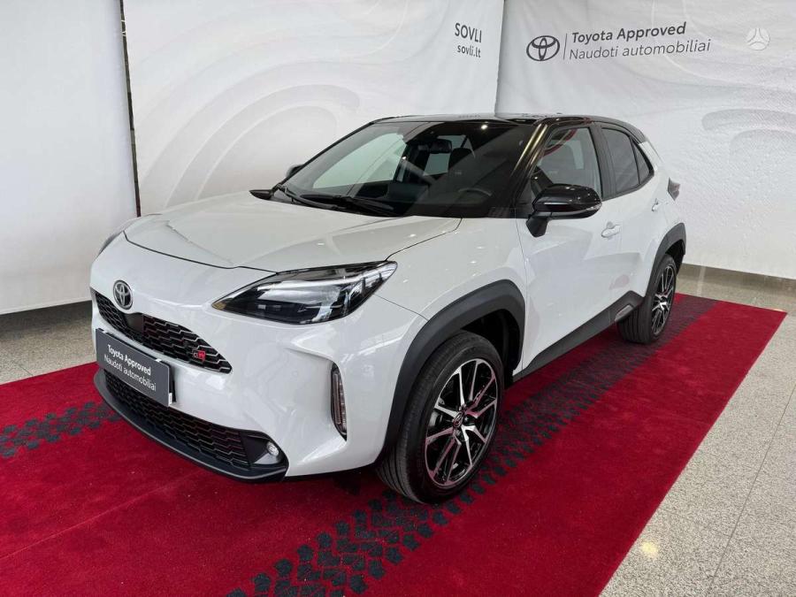 White Toyota Yaris Cross 2023 in Siauliai, with an engine capacity of 1.50 L and mileage of 12 thousand km for 25500 €, photo 1 on AUTOMOTO.COM.LV