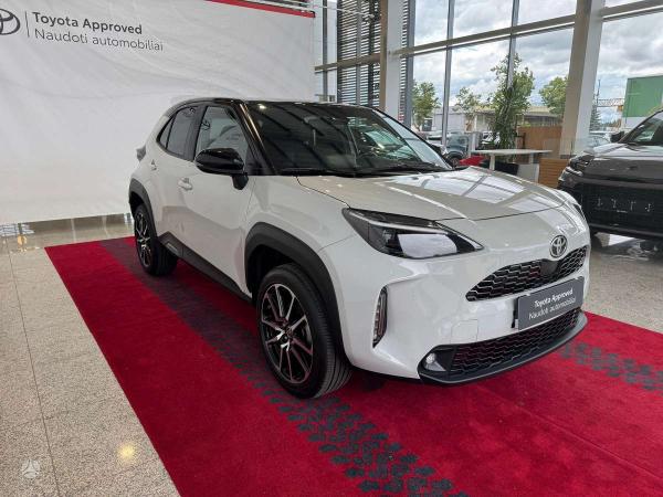 White Toyota Yaris Cross 2023 in Siauliai, with an engine capacity of 1.50 L and mileage of 12 thousand km for 25500 €, photo 2 on AUTOMOTO.COM.LV