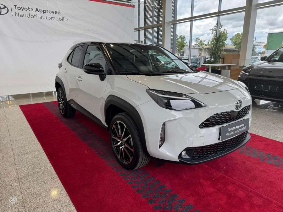 White Toyota Yaris Cross 2023 in Siauliai, with an engine capacity of 1.50 L and mileage of 12 thousand km for 25500 €, photo 3 on AUTOMOTO.COM.LV