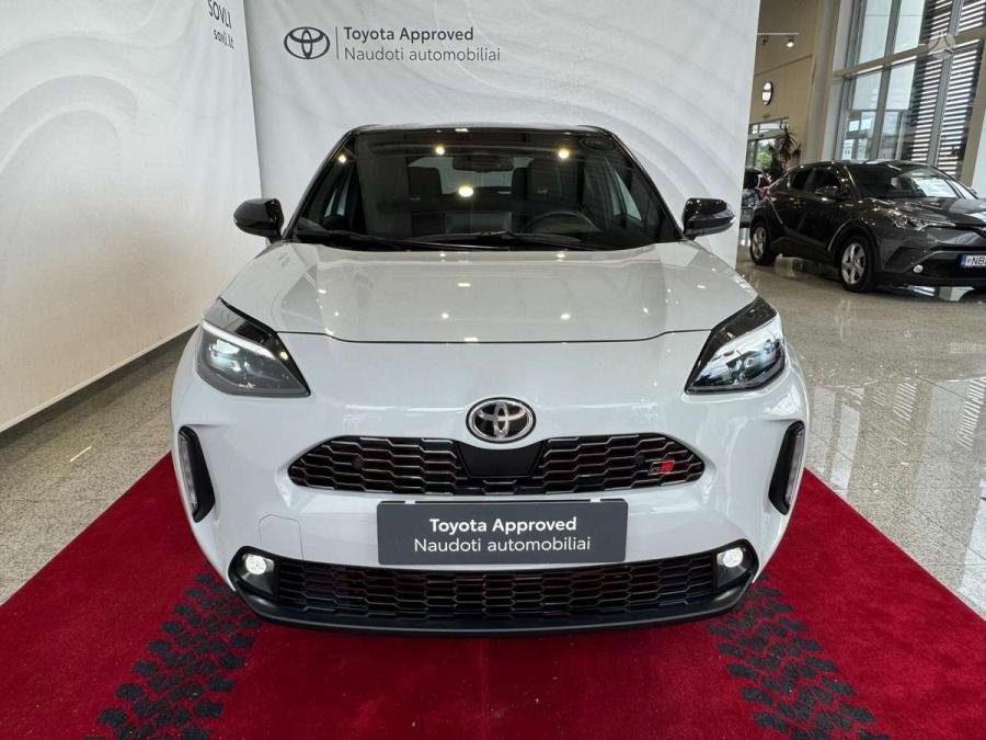 White Toyota Yaris Cross 2023 in Siauliai, with an engine capacity of 1.50 L and mileage of 12 thousand km for 25500 €, photo 4 on AUTOMOTO.COM.LV