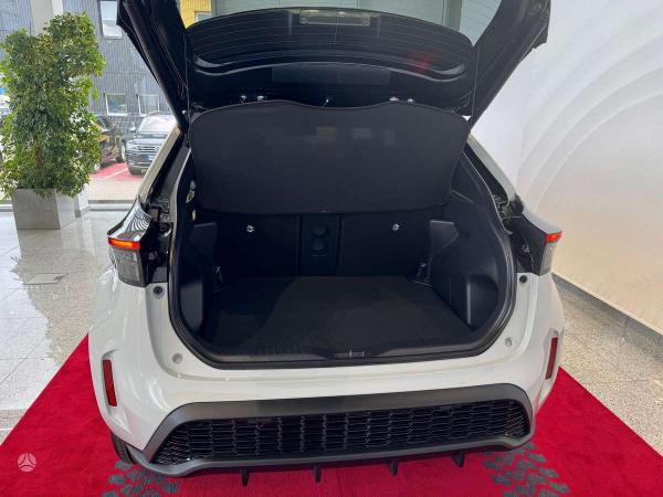 White Toyota Yaris Cross 2023 in Siauliai, with an engine capacity of 1.50 L and mileage of 12 thousand km for 25500 €, photo 7 on AUTOMOTO.COM.LV