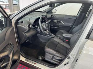 White Toyota Yaris Cross 2023 in Siauliai, with an engine capacity of 1.50 L and mileage of 12 thousand km for 25500 €, photo 10 on AUTOMOTO.COM.LV
