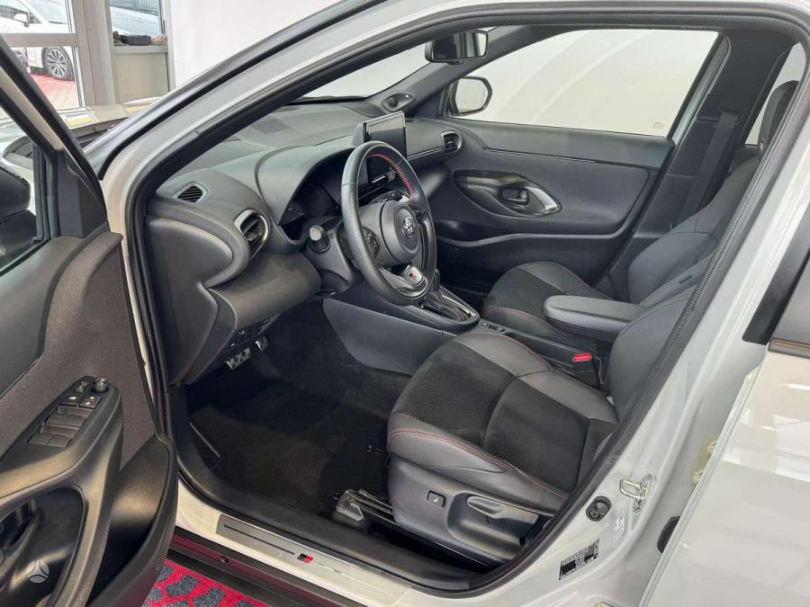 White Toyota Yaris Cross 2023 in Siauliai, with an engine capacity of 1.50 L and mileage of 12 thousand km for 25500 €, photo 10 on AUTOMOTO.COM.LV