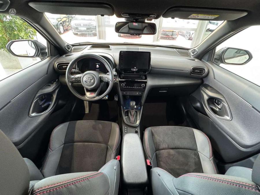 White Toyota Yaris Cross 2023 in Siauliai, with an engine capacity of 1.50 L and mileage of 12 thousand km for 25500 €, photo 11 on AUTOMOTO.COM.LV