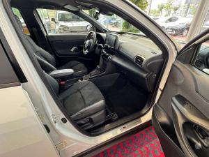 White Toyota Yaris Cross 2023 in Siauliai, with an engine capacity of 1.50 L and mileage of 12 thousand km for 25500 €, photo 12 on AUTOMOTO.COM.LV