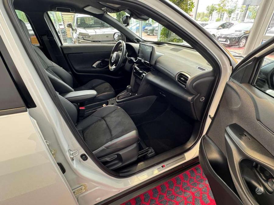 White Toyota Yaris Cross 2023 in Siauliai, with an engine capacity of 1.50 L and mileage of 12 thousand km for 25500 €, photo 12 on AUTOMOTO.COM.LV