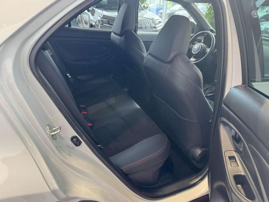 White Toyota Yaris Cross 2023 in Siauliai, with an engine capacity of 1.50 L and mileage of 12 thousand km for 25500 €, photo 14 on AUTOMOTO.COM.LV