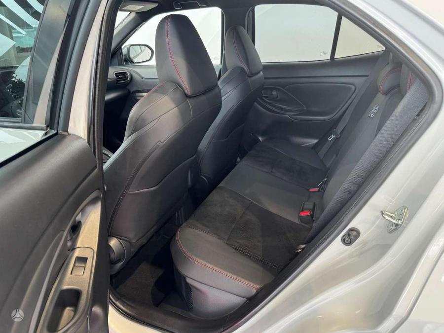 White Toyota Yaris Cross 2023 in Siauliai, with an engine capacity of 1.50 L and mileage of 12 thousand km for 25500 €, photo 15 on AUTOMOTO.COM.LV