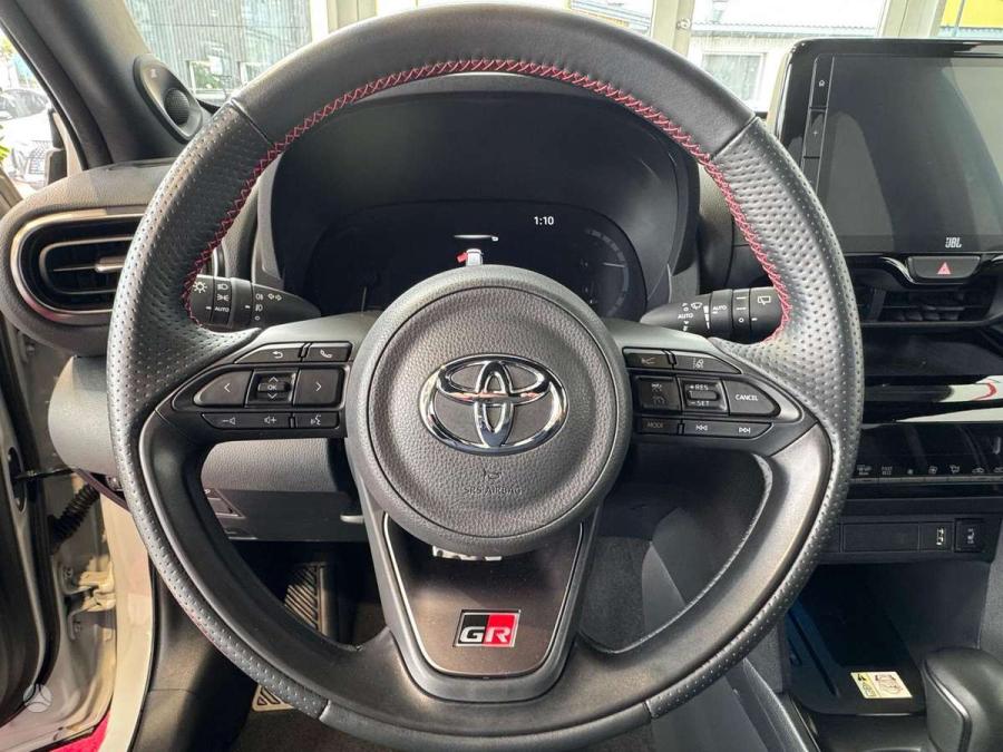 White Toyota Yaris Cross 2023 in Siauliai, with an engine capacity of 1.50 L and mileage of 12 thousand km for 25500 €, photo 16 on AUTOMOTO.COM.LV