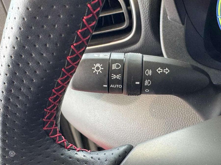 White Toyota Yaris Cross 2023 in Siauliai, with an engine capacity of 1.50 L and mileage of 12 thousand km for 25500 €, photo 18 on AUTOMOTO.COM.LV