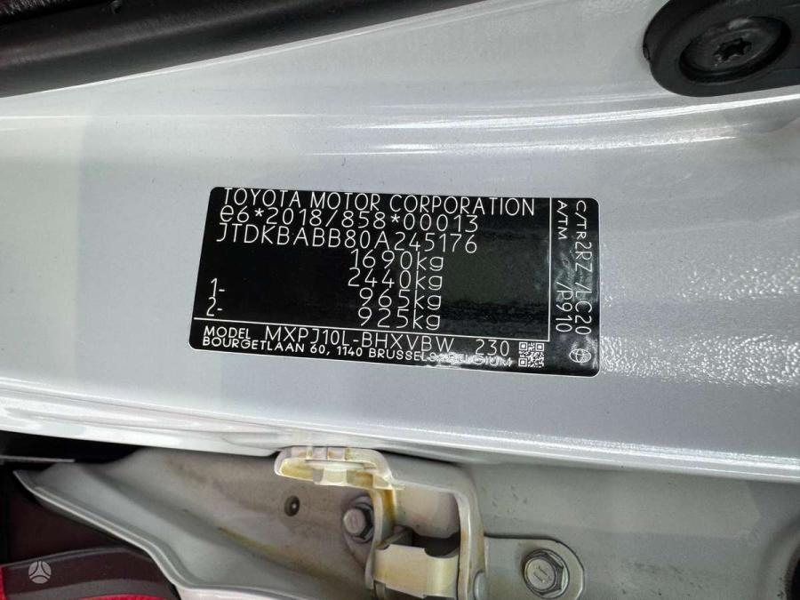 White Toyota Yaris Cross 2023 in Siauliai, with an engine capacity of 1.50 L and mileage of 12 thousand km for 25500 €, photo 30 on AUTOMOTO.COM.LV