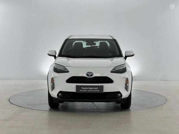 White Toyota Yaris Cross 2023 in Vilnius, with an engine capacity of 1.49 L and mileage of 56 thousand km for 20900 €, photo 4 on AUTOMOTO.COM.LV