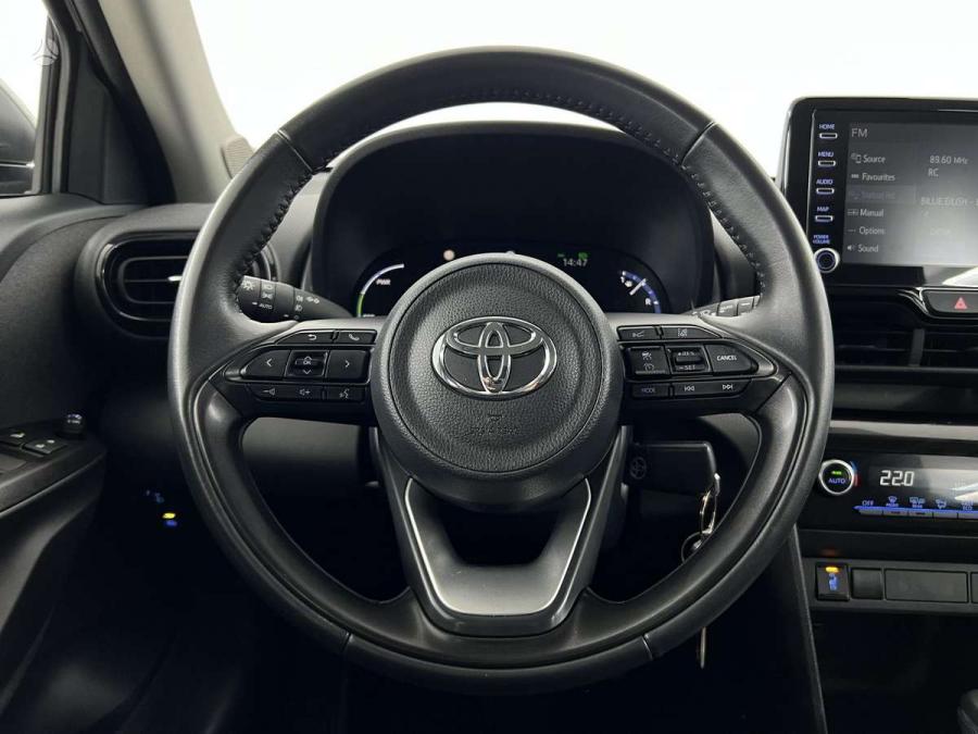 White Toyota Yaris Cross 2023 in Vilnius, with an engine capacity of 1.49 L and mileage of 56 thousand km for 20900 €, photo 12 on AUTOMOTO.COM.LV