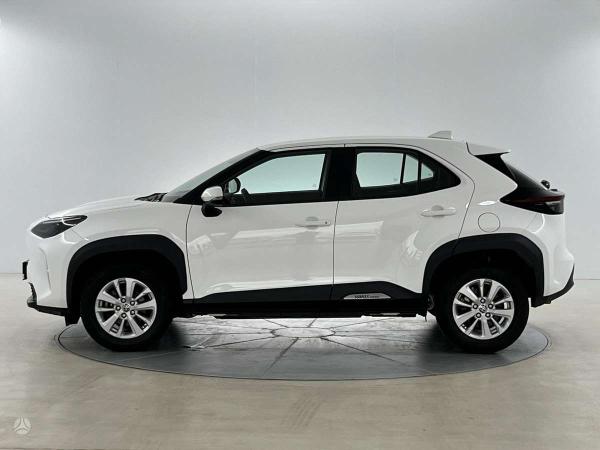 White Toyota Yaris Cross 2023 in Vilnius, with an engine capacity of 1.49 L and mileage of 47 thousand km for 21900 €, photo 3 on AUTOMOTO.COM.LV
